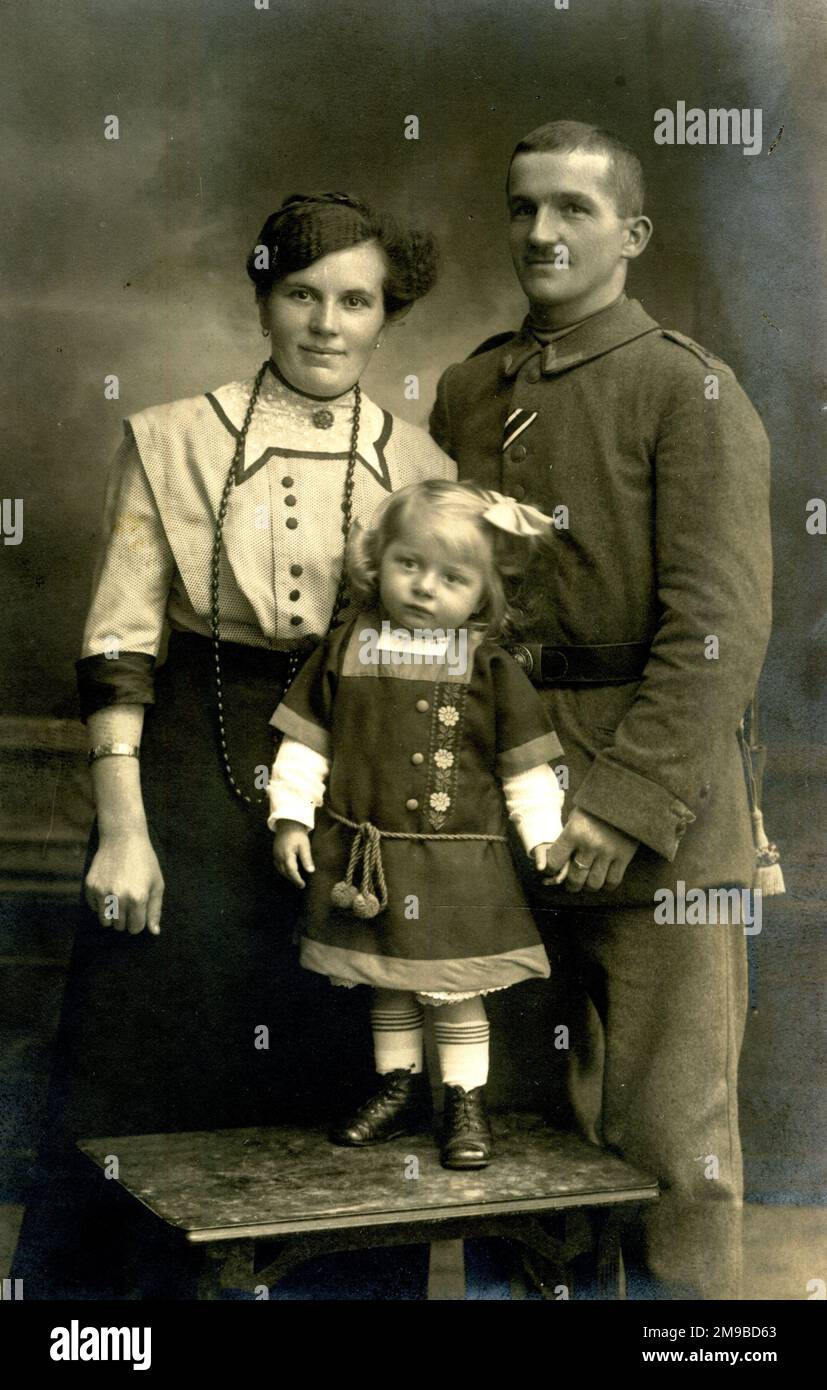 Ww1 soldier family photo hi-res stock photography and images - Alamy