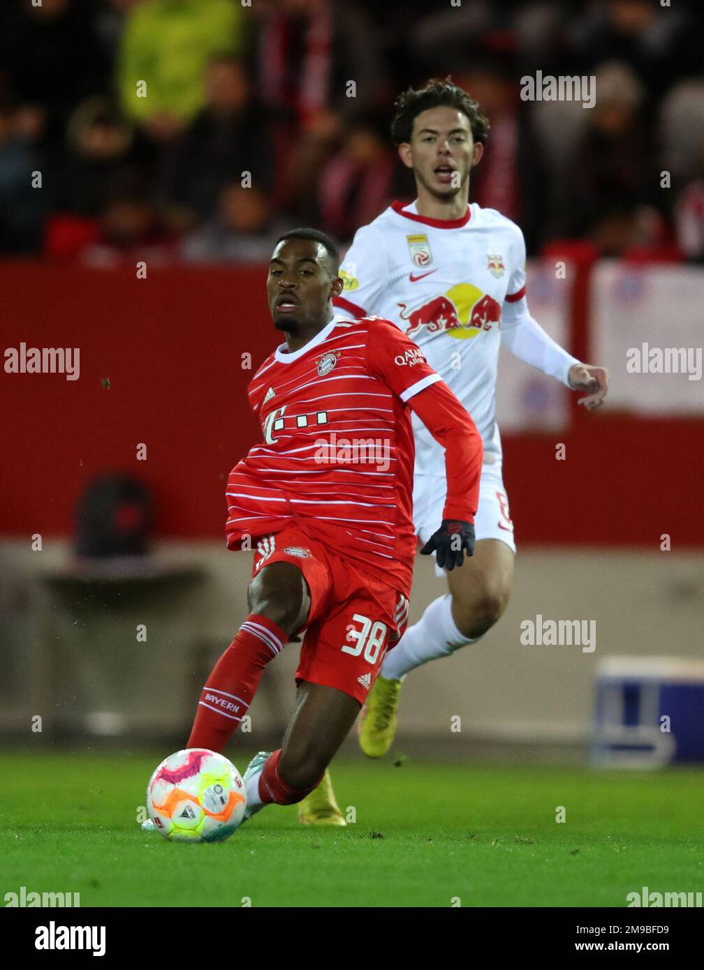 Ryan Gravenberch #38 von FC Bayern Muenchen, Dijon Kameri 8 of FC Red Bull Salzburg FC Bayern ...