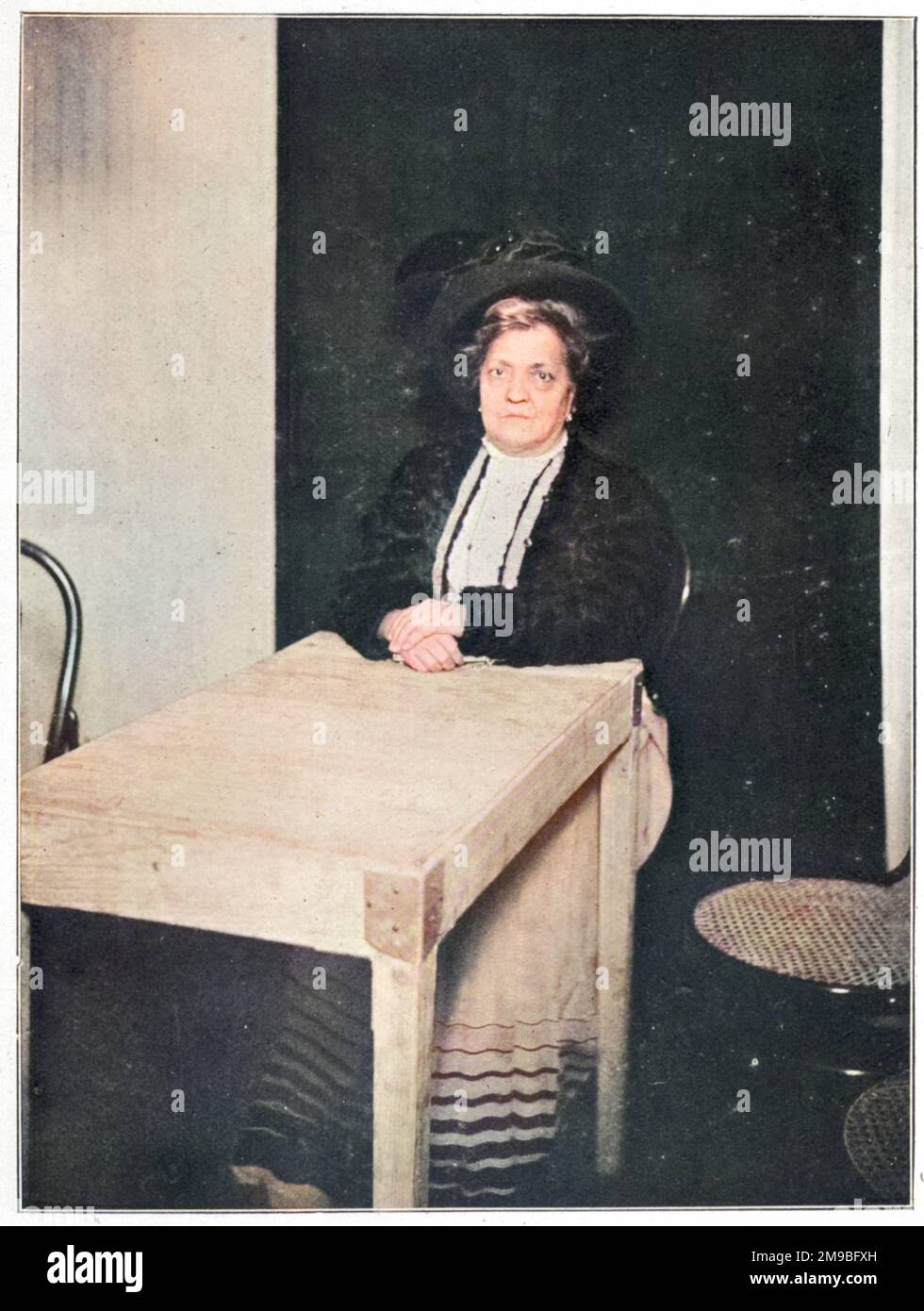 Eusapia at the seance table 1909 Stock Photo - Alamy