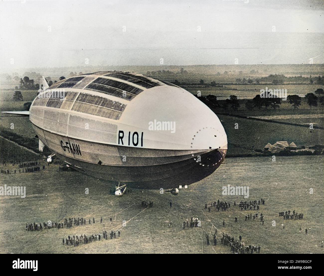 THE R.101 : hundreds of men are required to manoeuvre the cumbersome ...