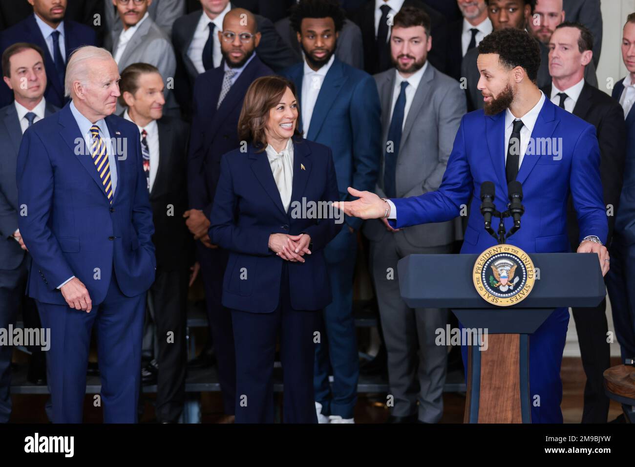 Washington, USA. 17th Jan, 2023. Stephen Curry gestures towards ...