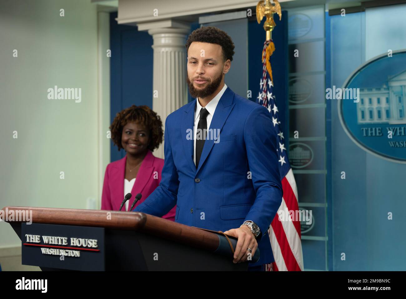 Golden State Warriors point guard Stephen Curry makes a statement ...