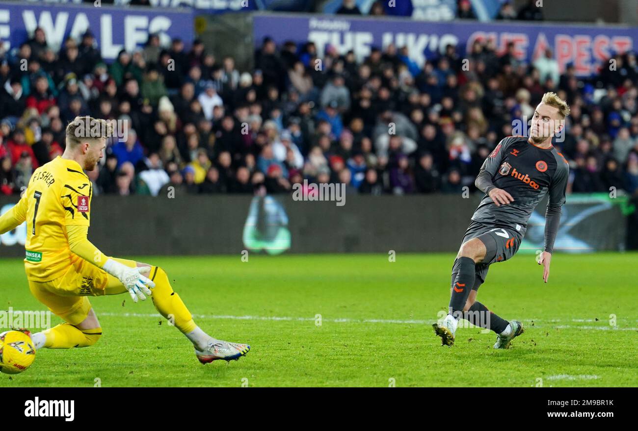 Bristol City's Mark Sykes scores their side's first goal of the game ...