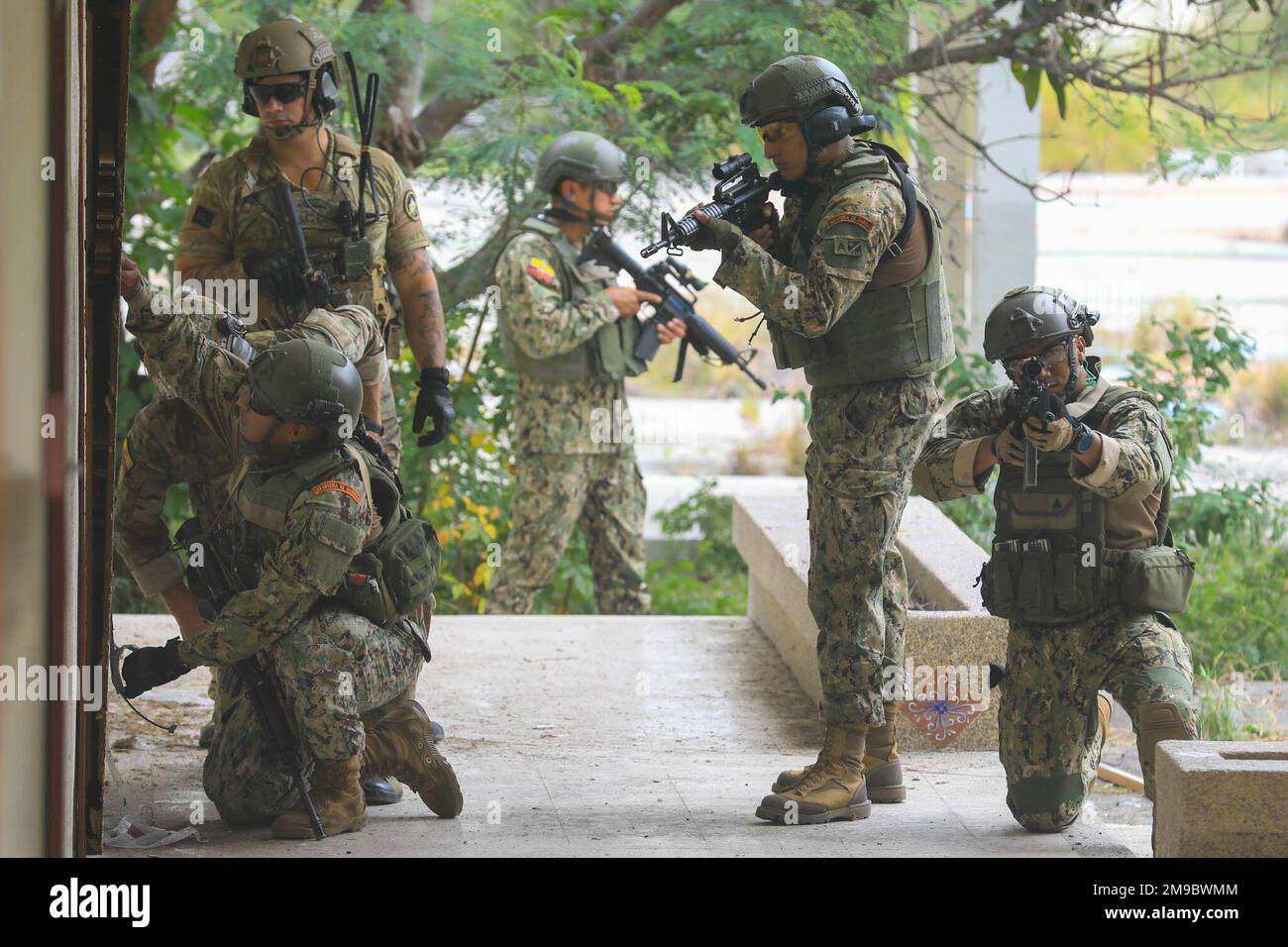 Members of the 7th Special Forces Group (Airborne), teaches Ecuadorian ...