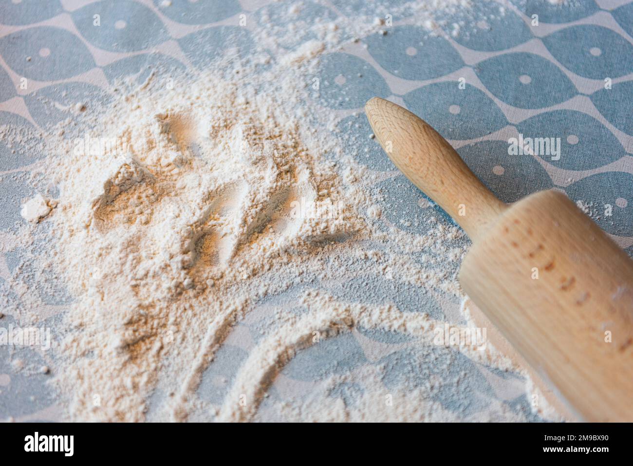 Flour and a rolling pin on a table Stock Photo - Alamy