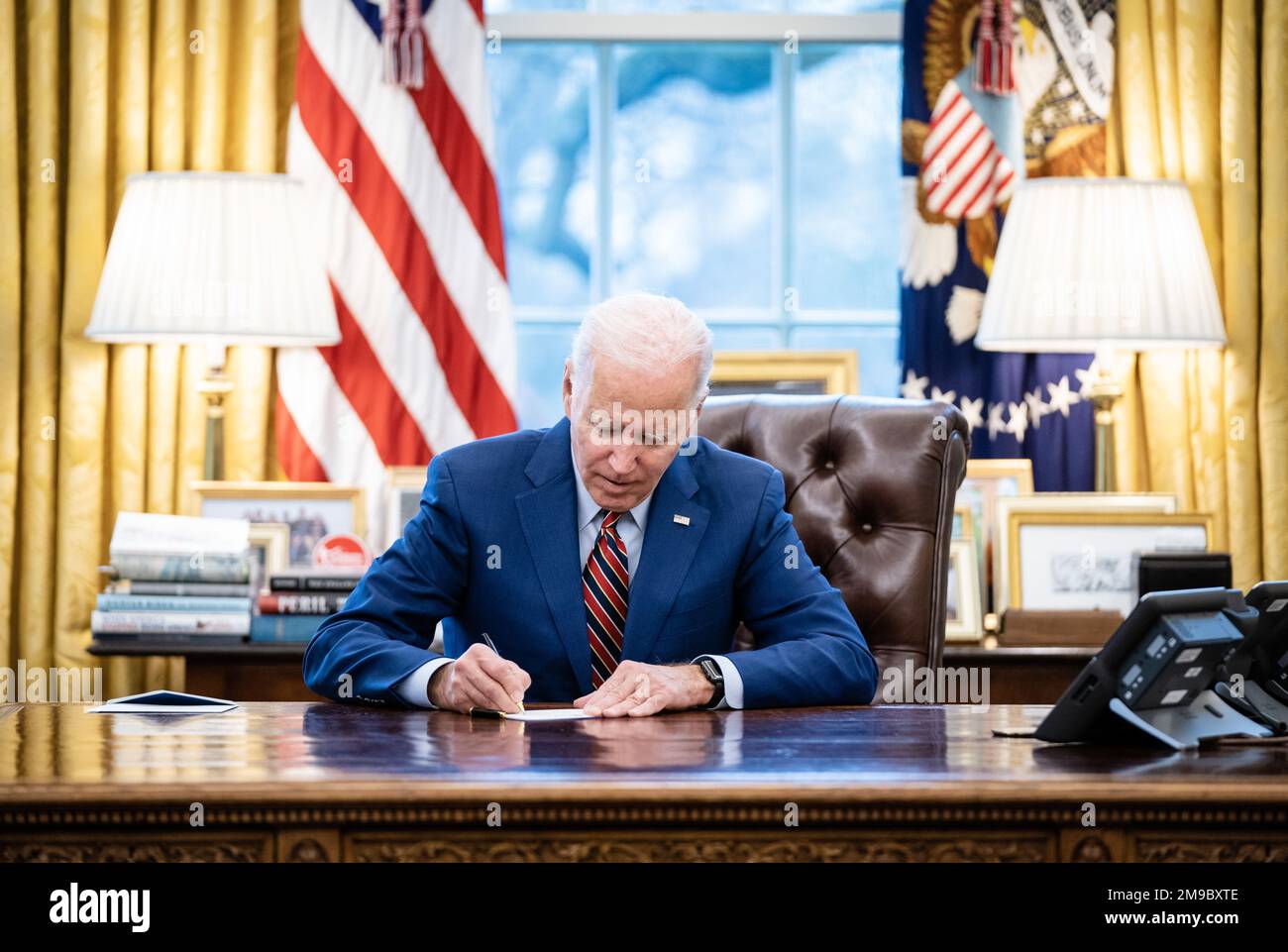 White house oval office furniture hi-res stock photography and images ...