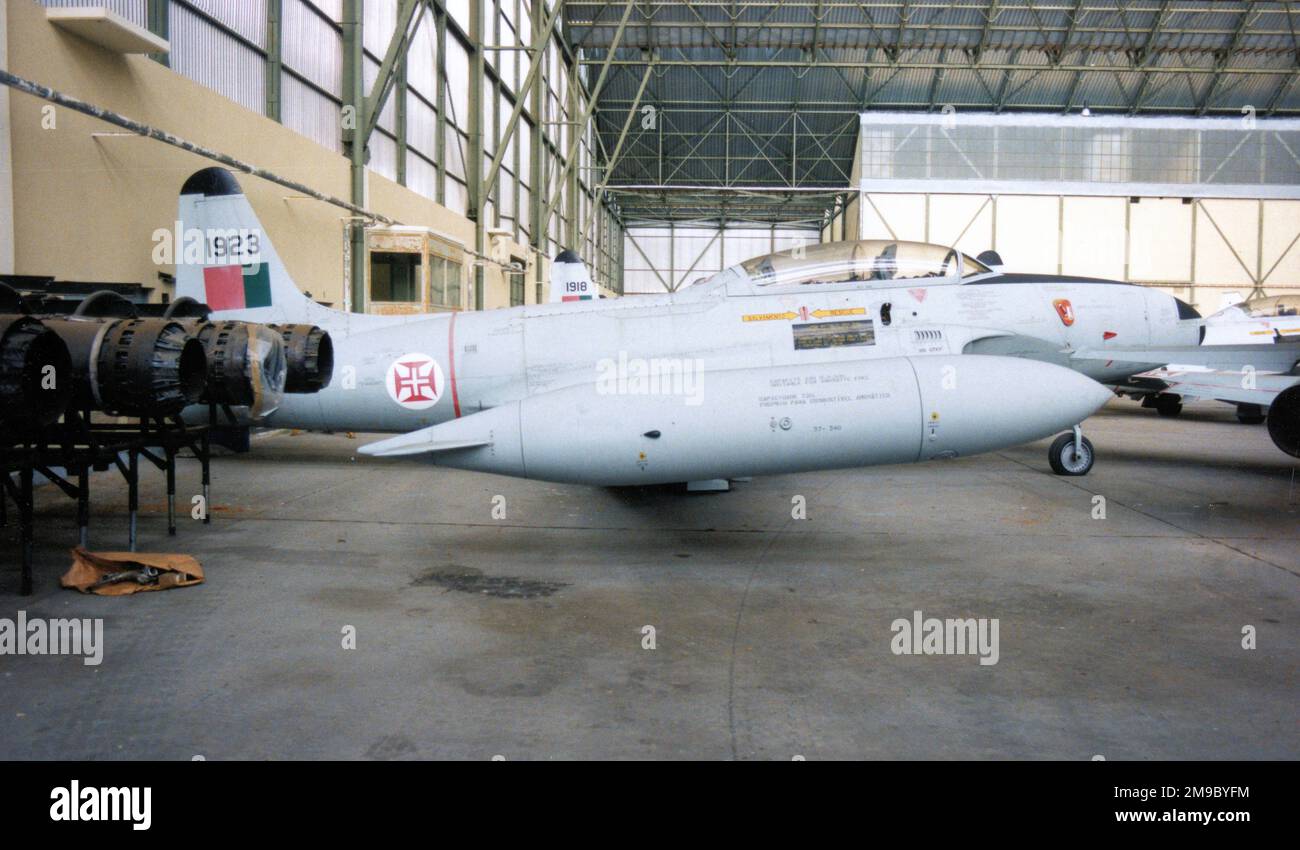 At 33a shooting star hi-res stock photography and images - Alamy