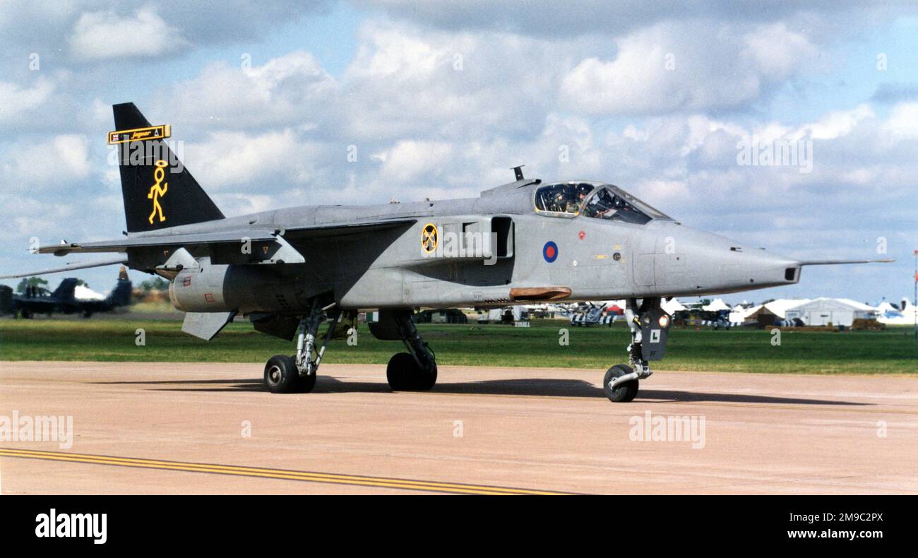Royal Air Force - SEPECAT Jaguar GR.1A XX752 - 'L' (msn S.49), of No.16 ...