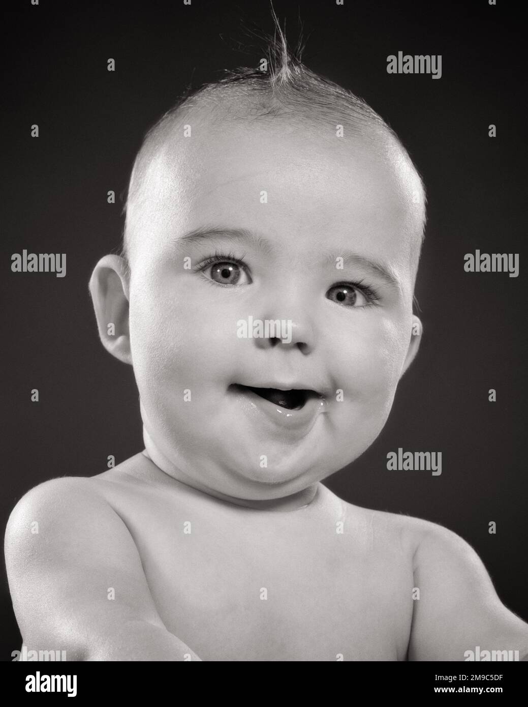 1950s BABY WITH QUIRKY FACIAL EXPRESSION LOOKING AT CAMERA - b10088 ...