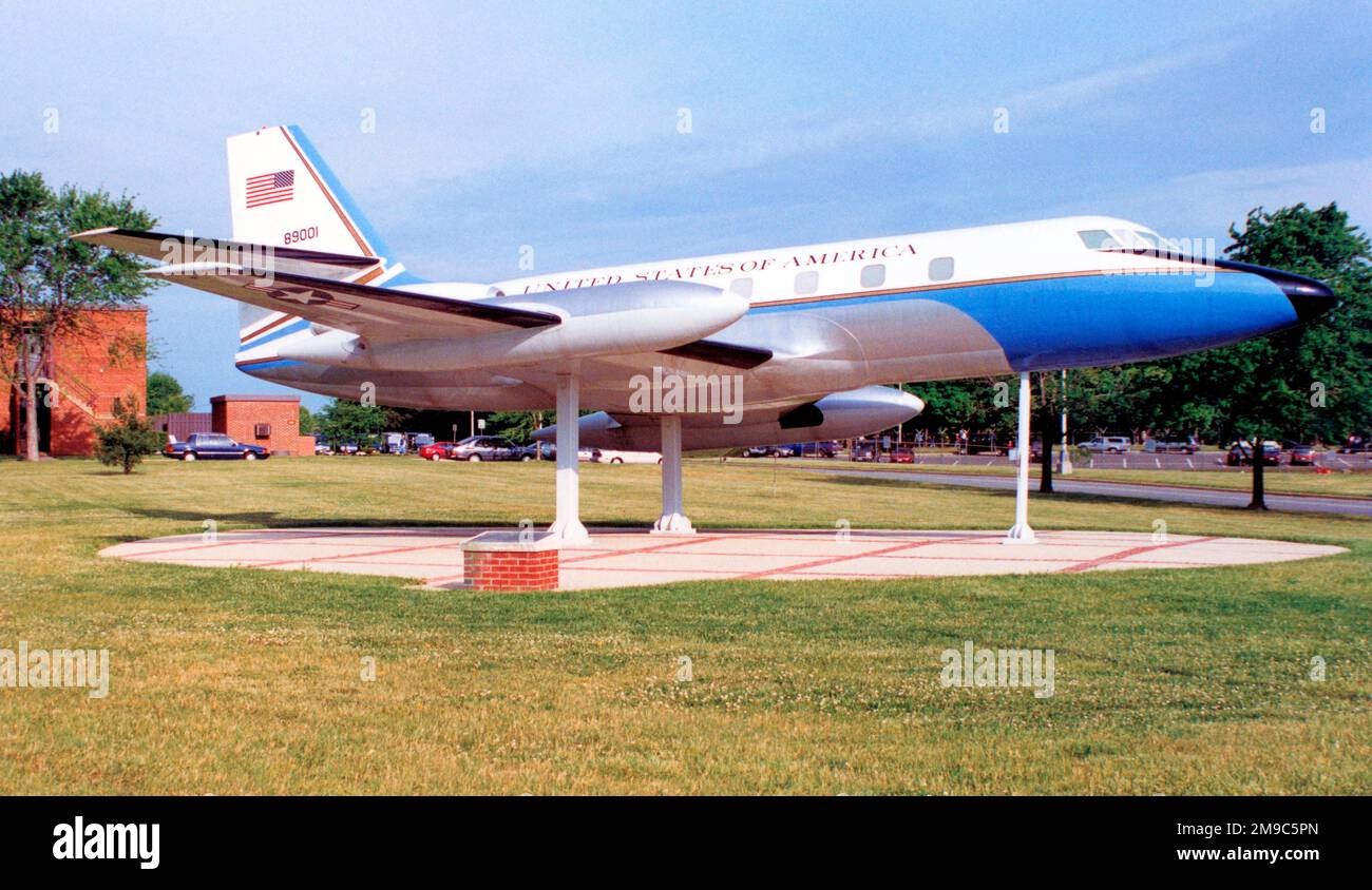 Lockheed L-1329 Jetstar 6 N711Z / '89001' (msn 1329-1002). the second ...