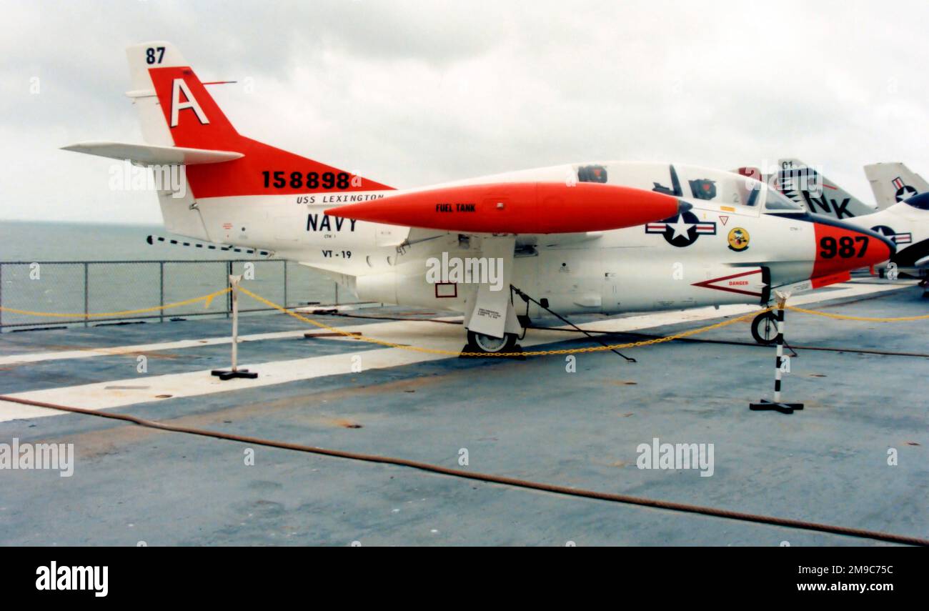 United States Navy - Rockwell T-2C Buckeye 158898 (msn 352-23), on ...