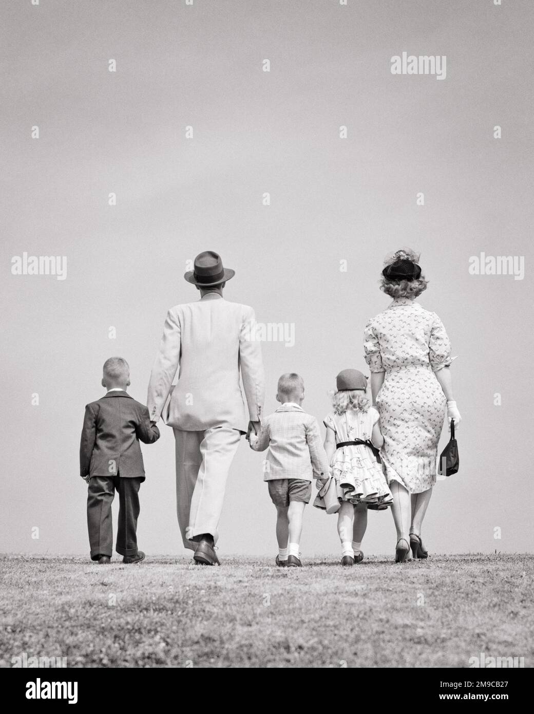 Women 1950s rear view hi-res stock photography and images - Alamy