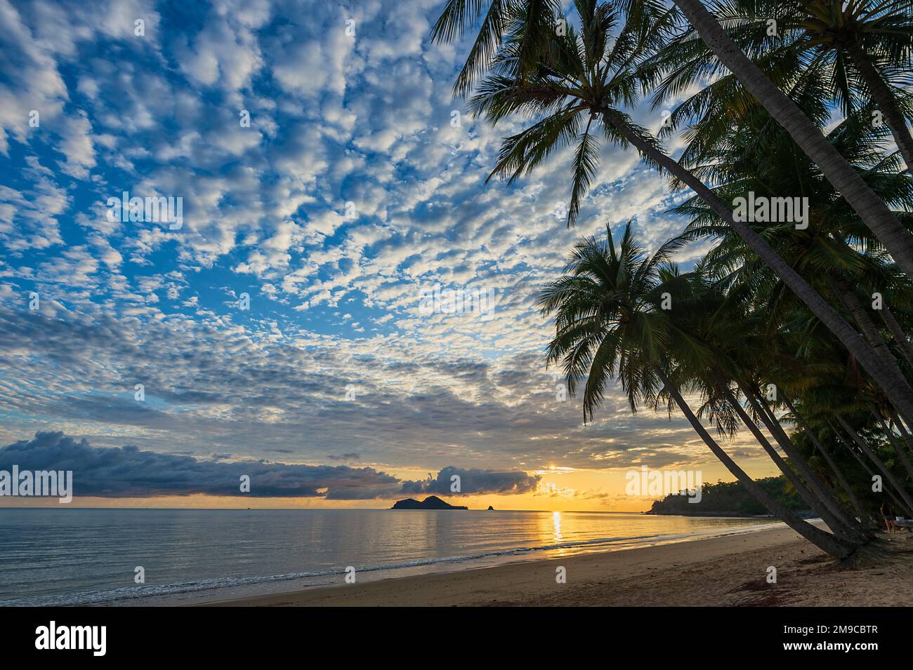 Scenic view of a spectacular sunrise at popular Ellis Beach, Cairns ...