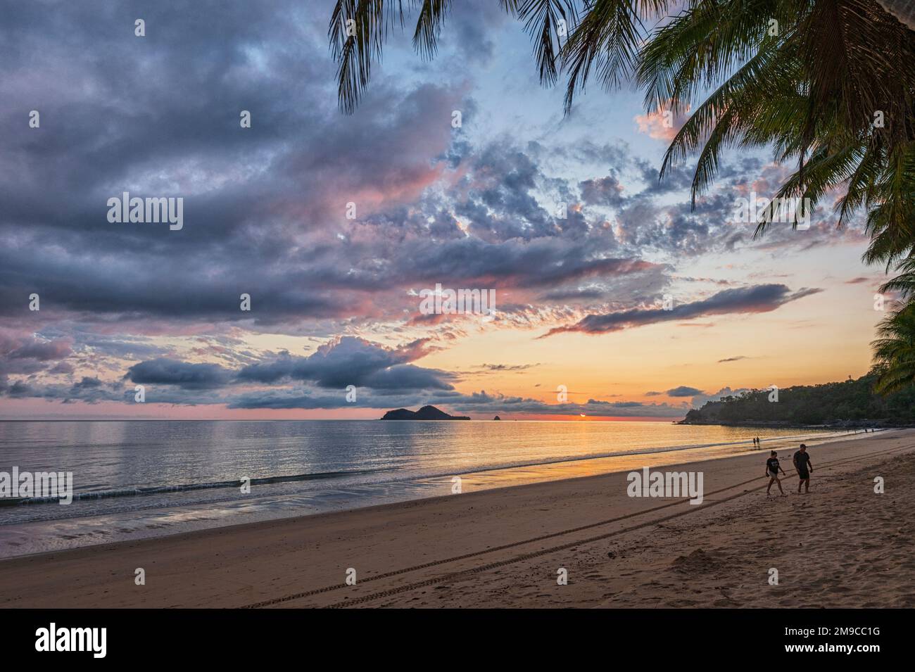 Twilight on the beach sunrise hi-res stock photography and images - Alamy