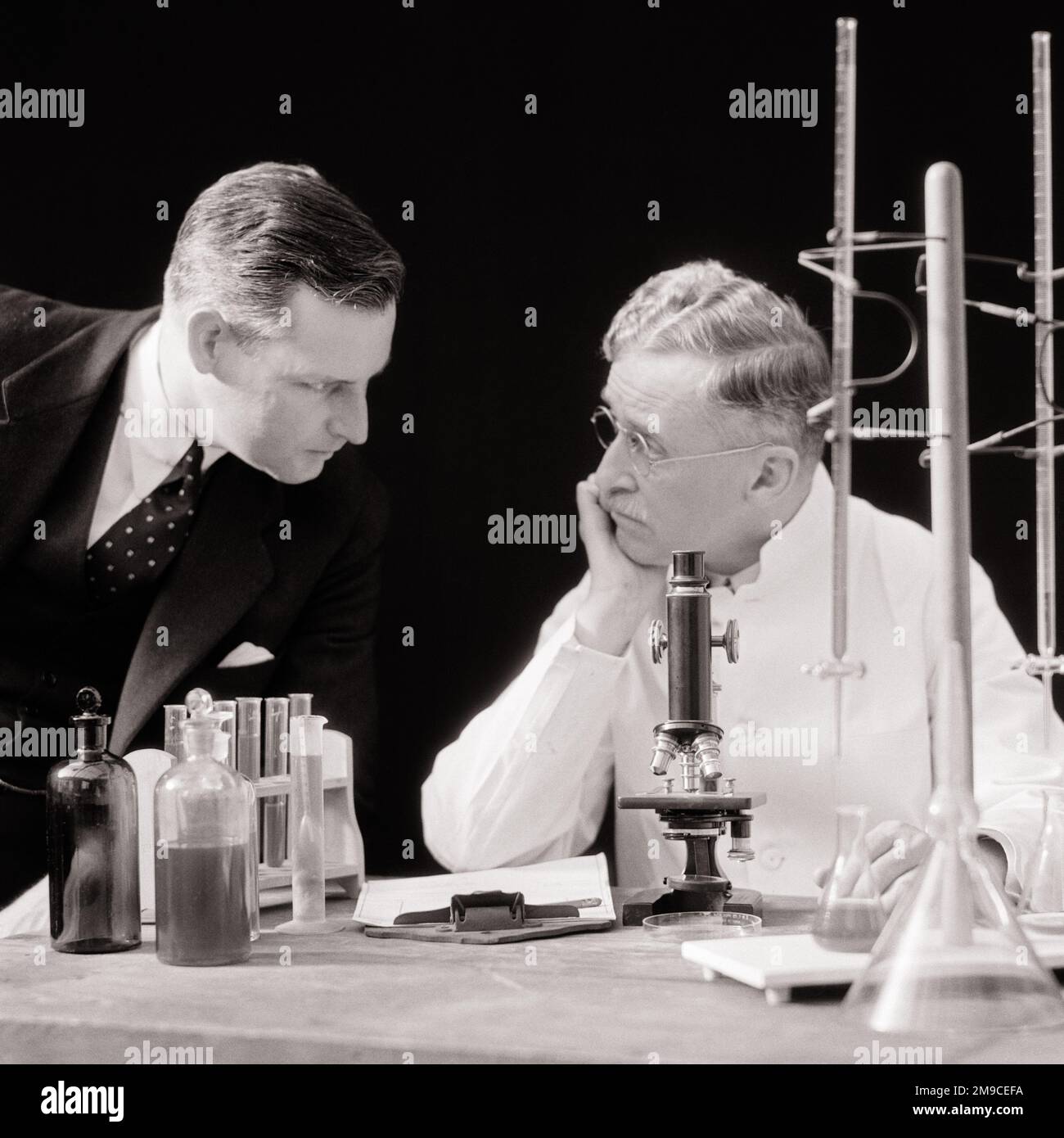 Science labs 1930s hi-res stock photography and images - Alamy