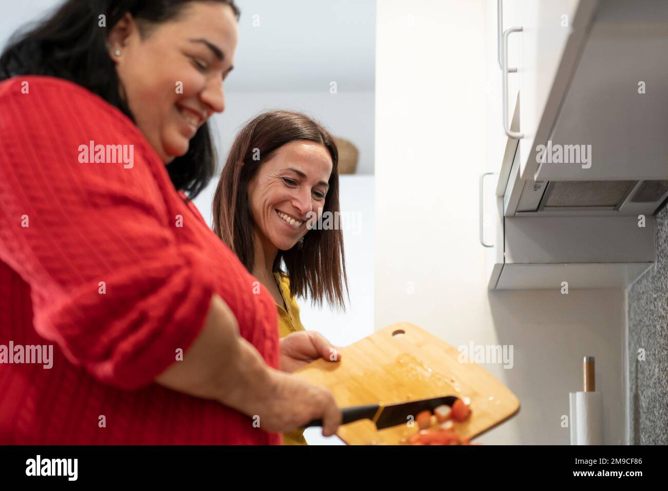 Friendship in the kitchen hi-res stock photography and images - Alamy