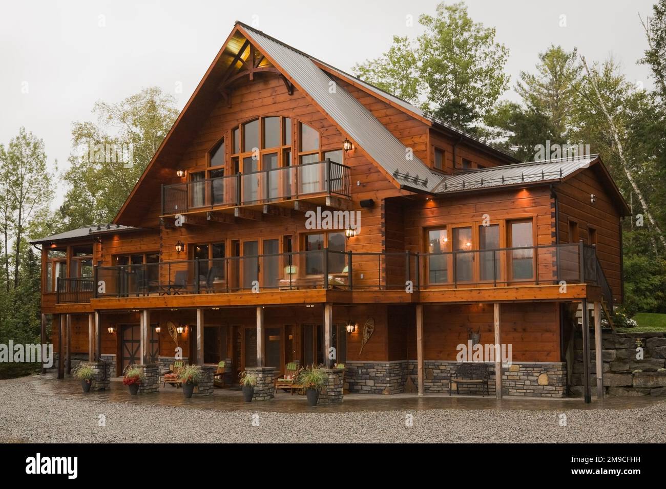 Dovetail log cabin hi-res stock photography and images - Alamy