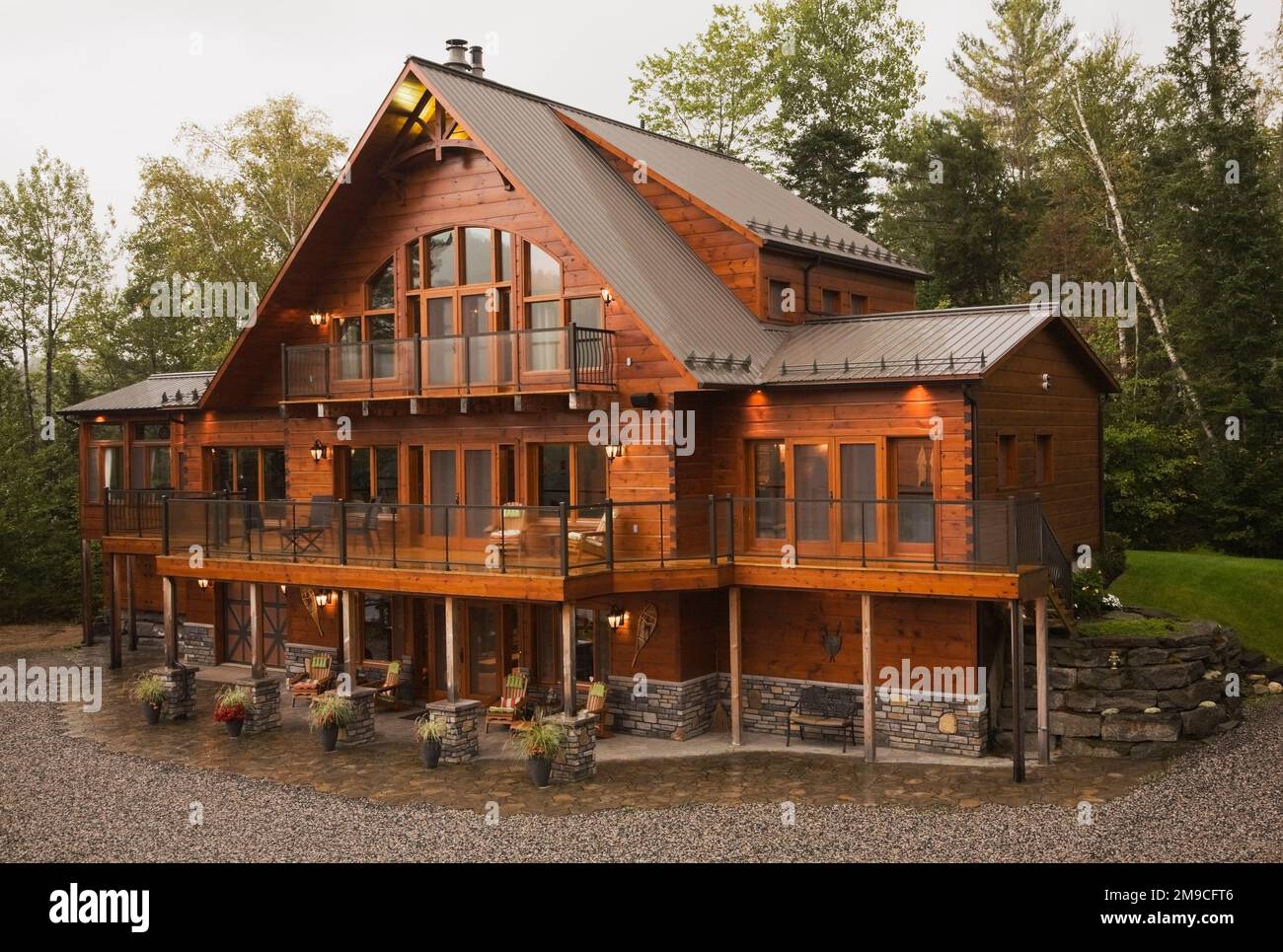 Dovetail corners hi-res stock photography and images - Alamy