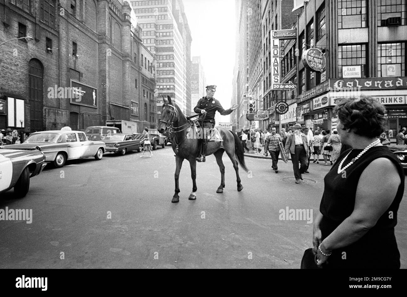 Street Scene, Police Officer on Horse, New York City, New York, USA ...