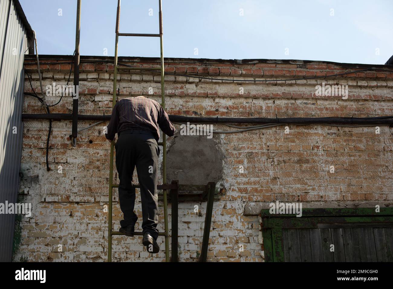 Man male ladder climb fix repair maintenance hi-res stock photography ...