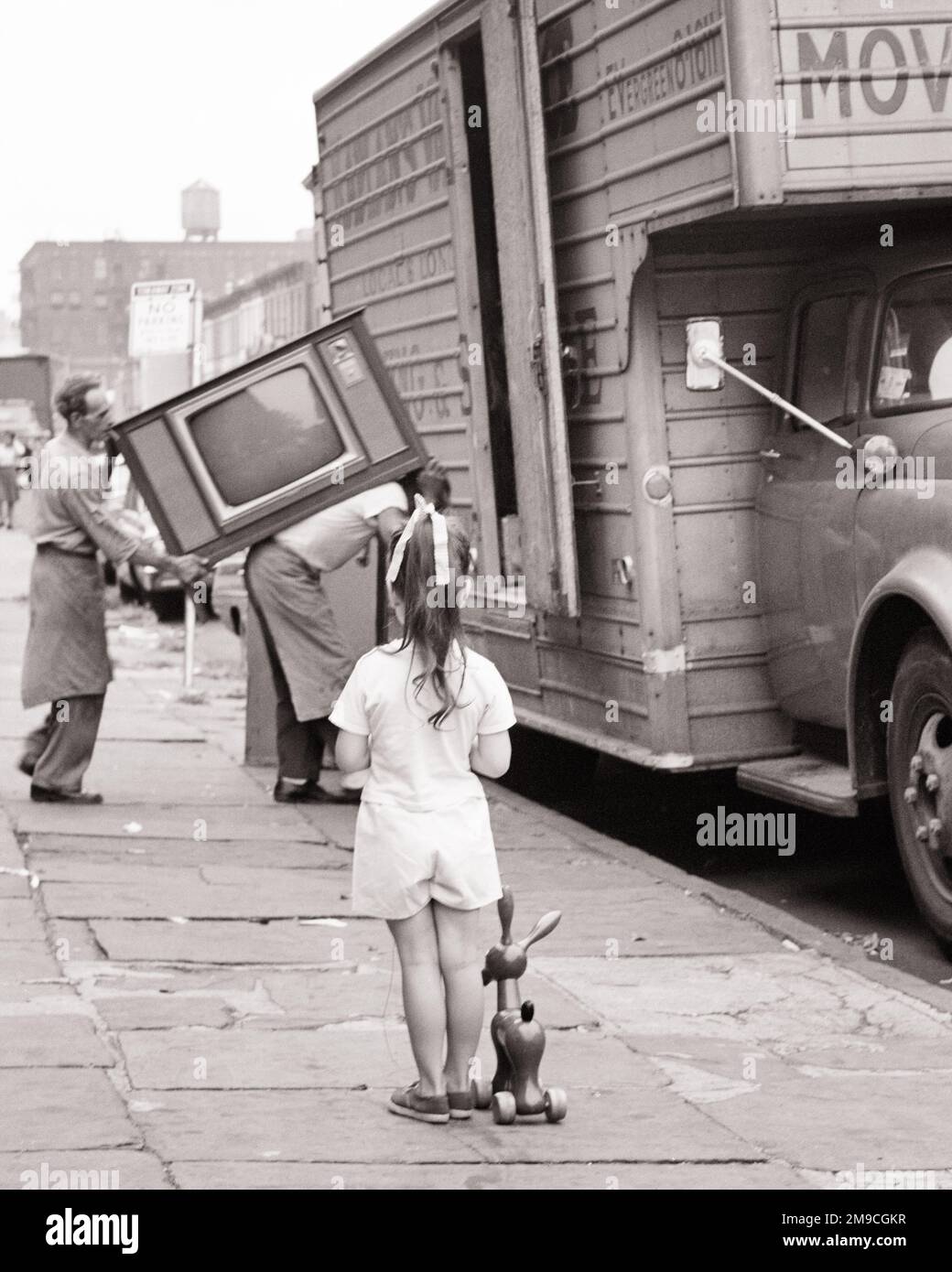 Kids watching tv 1970s hi-res stock photography and images - Alamy