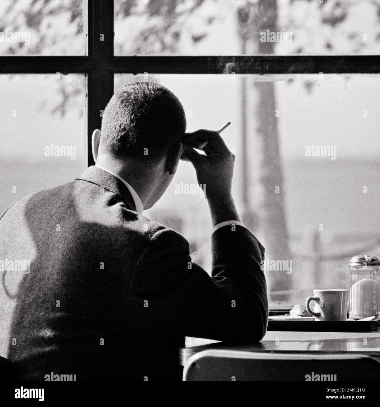 1970s men smoking cigarettes hi-res stock photography and images - Alamy