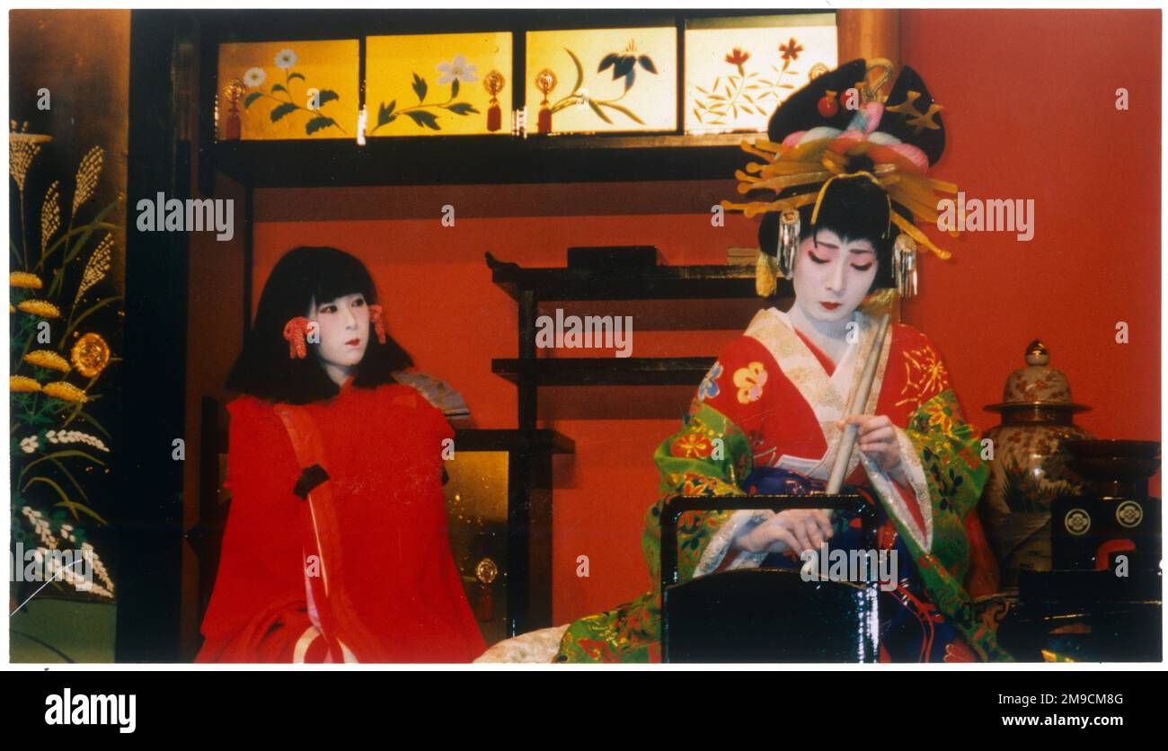 Two artists enacting a traditional Geisha story Stock Photo - Alamy