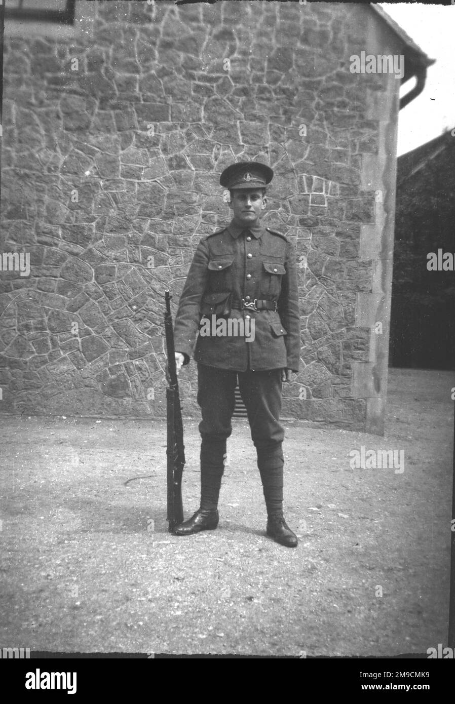 Soldier in uniform with his rifle Stock Photo - Alamy