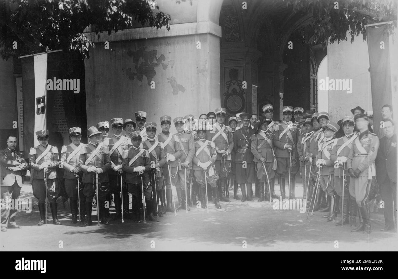 A British army Officer with Italian troops, Rome Stock Photo - Alamy