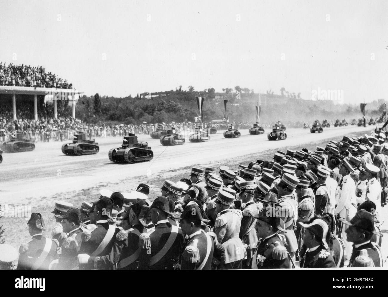 Italian troops practice tank manouvres Stock Photo - Alamy
