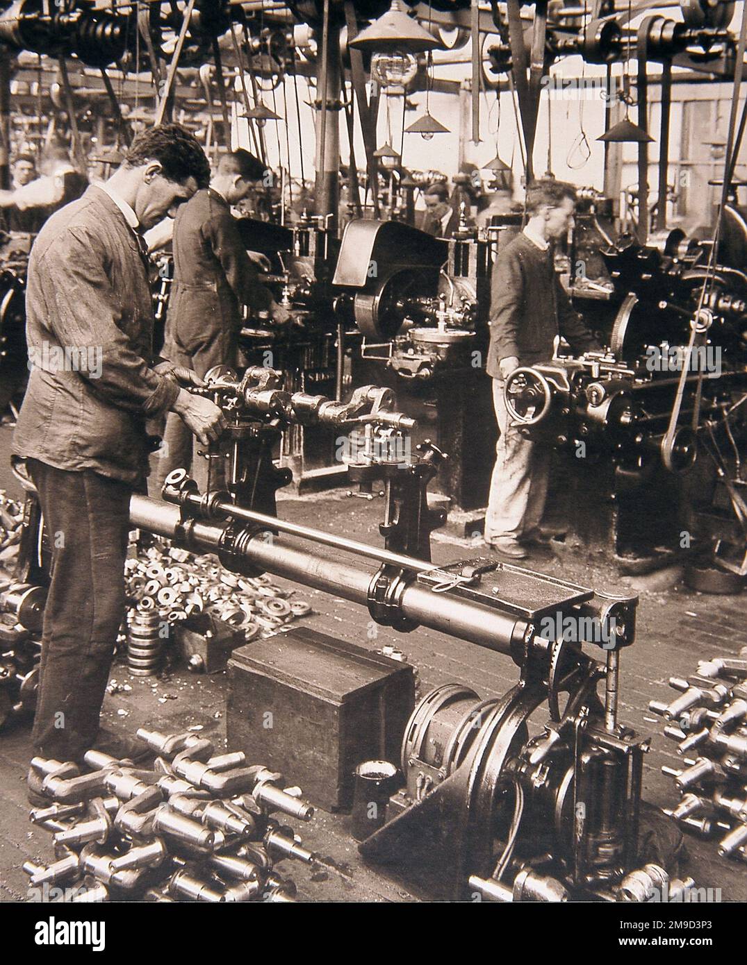 Balancing a crankshaft for a 4-cylinder automobile engine. The company ...