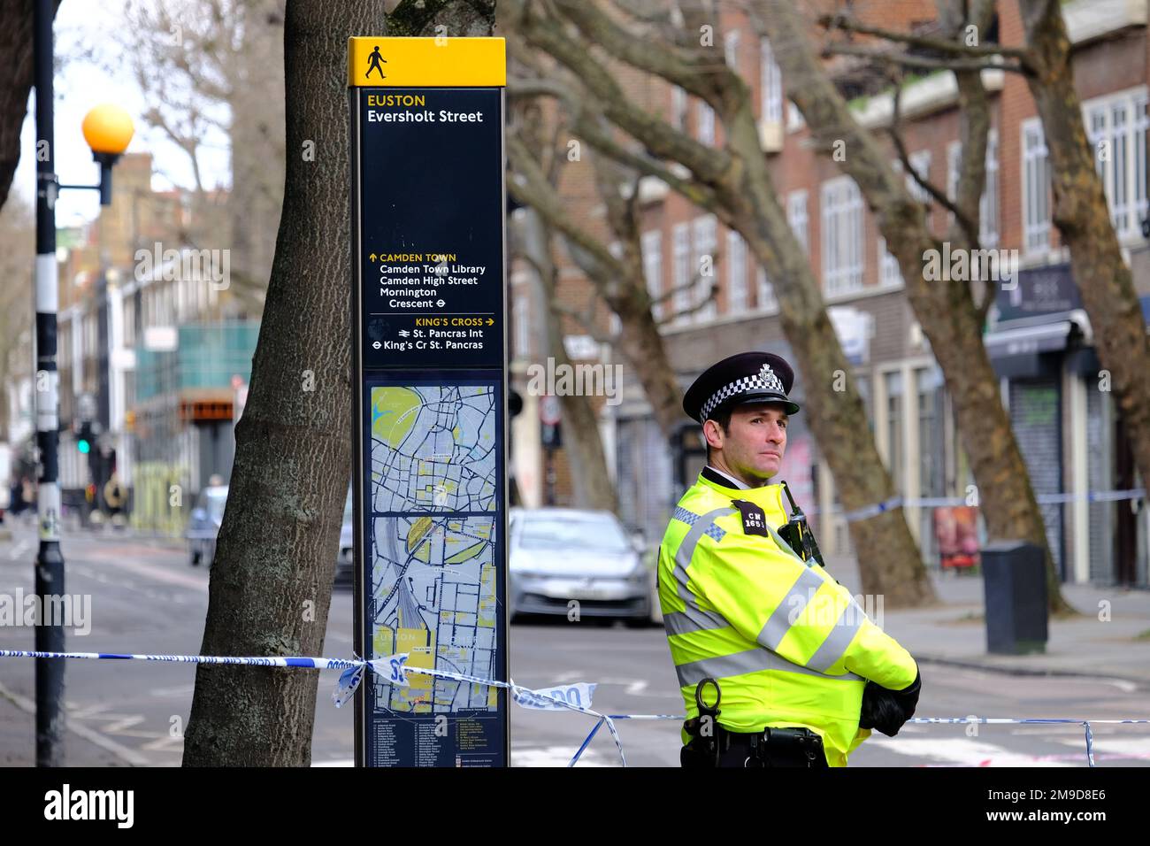 London, UK. Roads remain closed following a drive-by shooting injuring ...