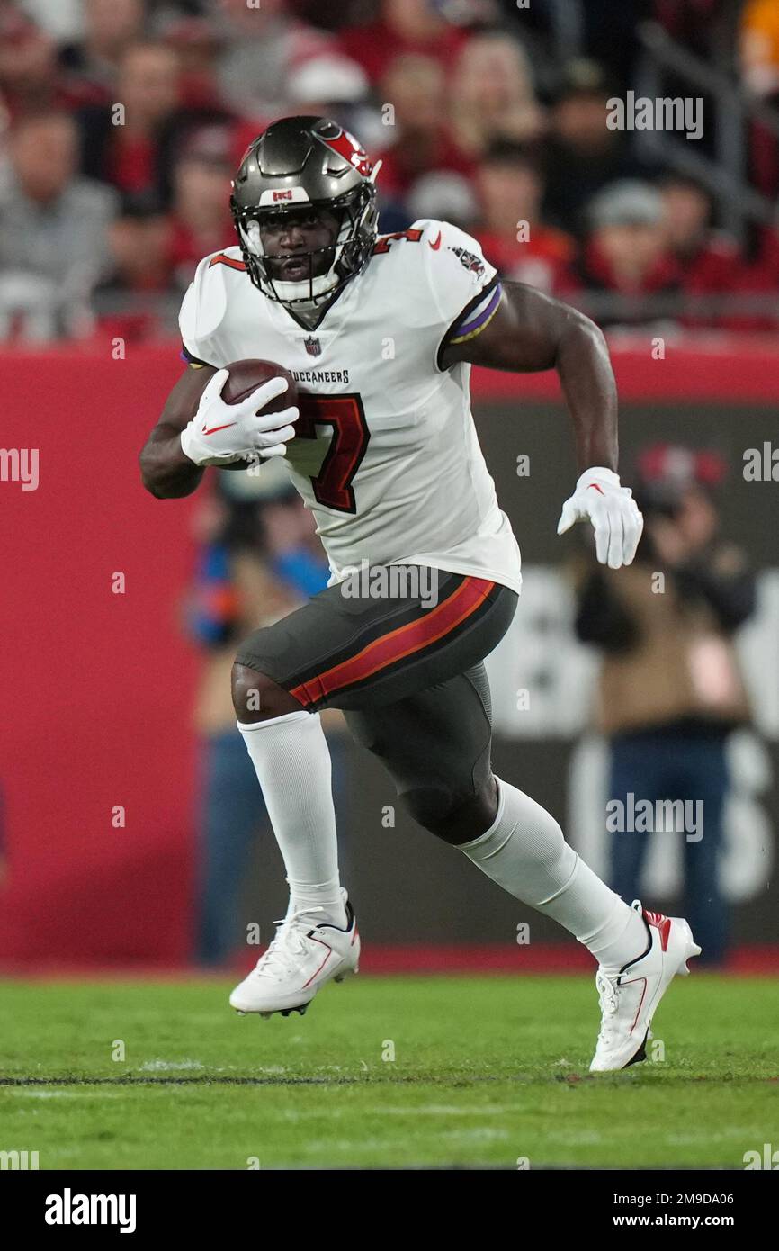 Tampa Bay Buccaneers running back Leonard Fournette (7) rushes with the ...