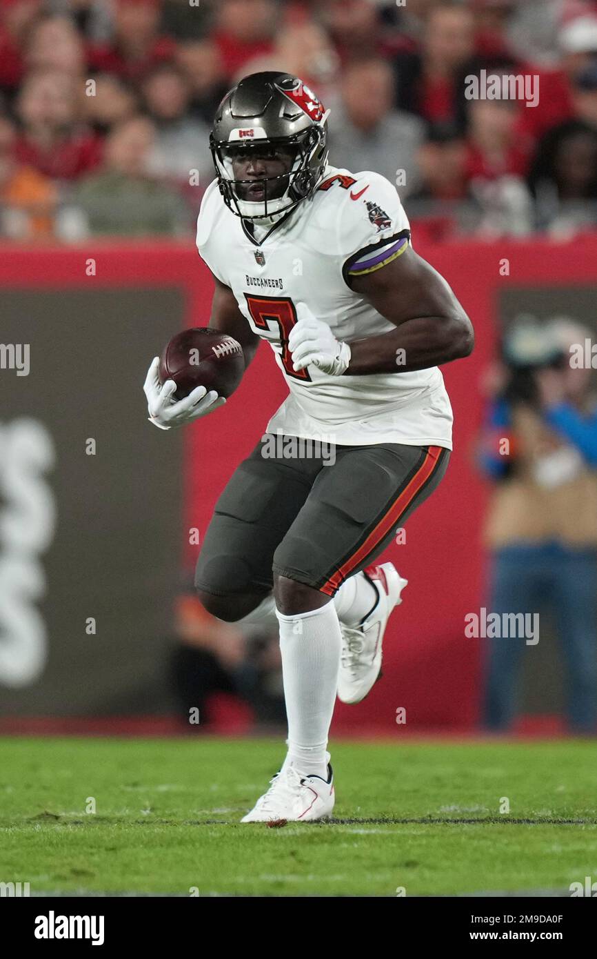 Tampa Bay Buccaneers running back Leonard Fournette (7) rushes with the ...