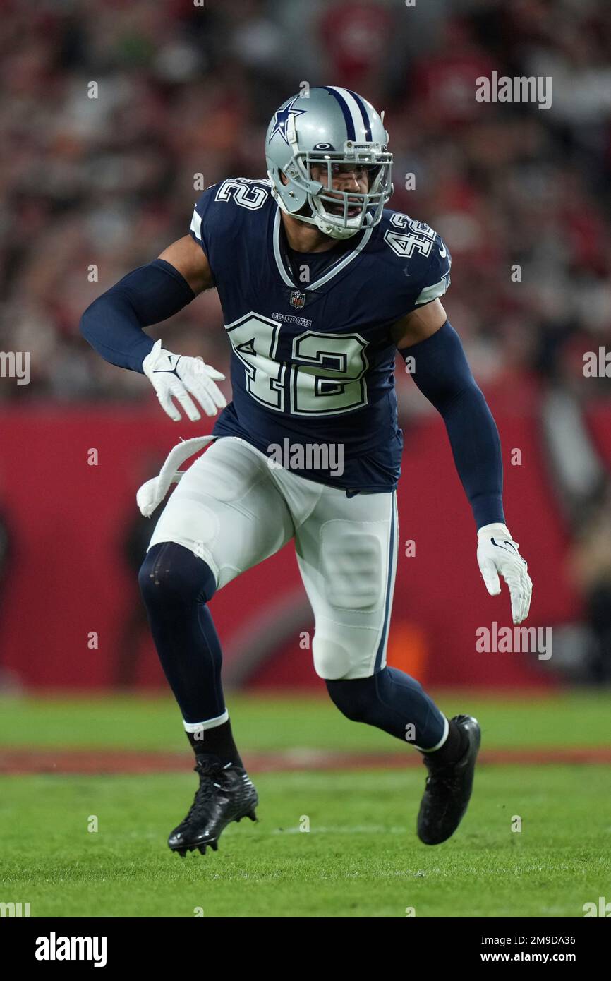 Dallas Cowboys linebacker Anthony Barr (42) runs to cut off the ball ...