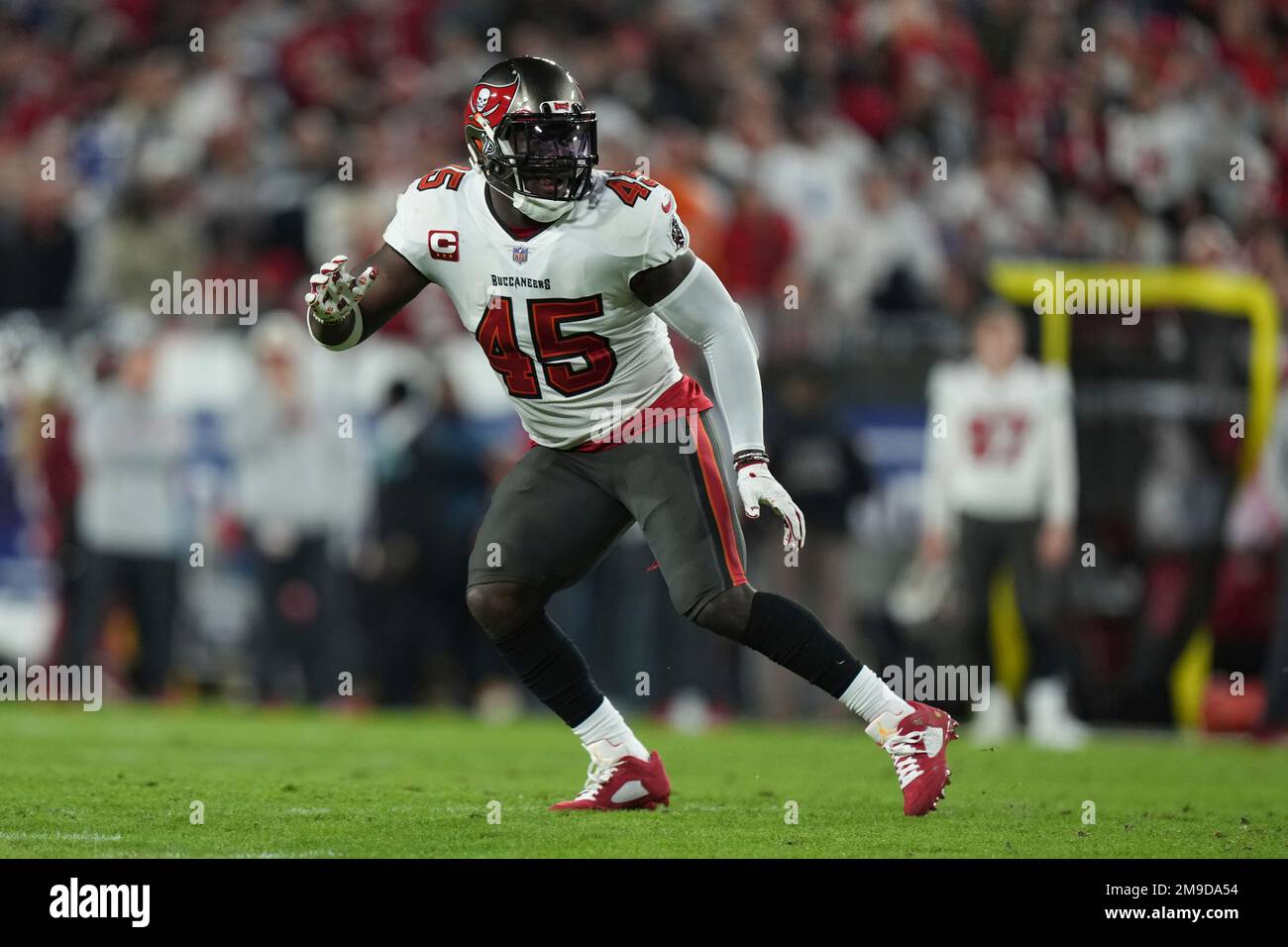 Tampa Bay Buccaneers linebacker Devin White (45) defends in the ...