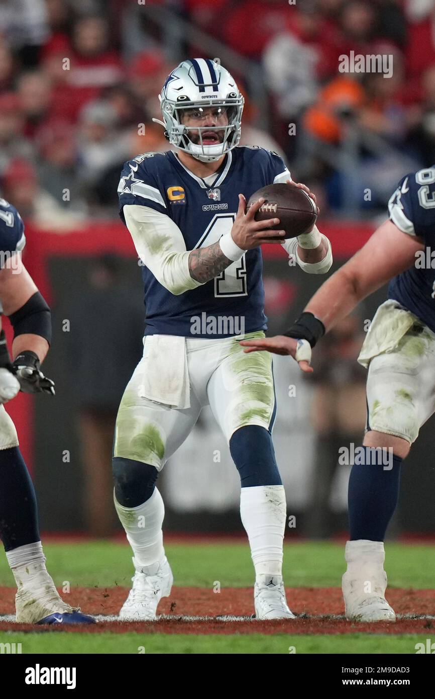 Dallas Cowboys quarterback Dak Prescott (4) receives the ball from a ...