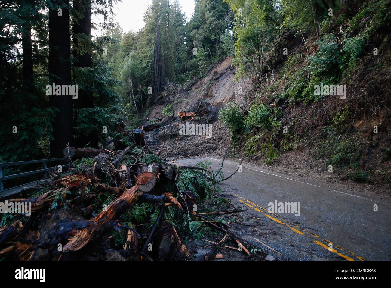 Landslides roads america hi-res stock photography and images - Alamy
