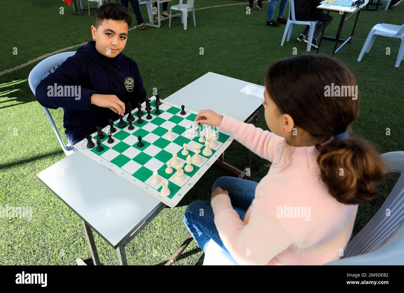 Kids playing chess tournament hi-res stock photography and images - Alamy
