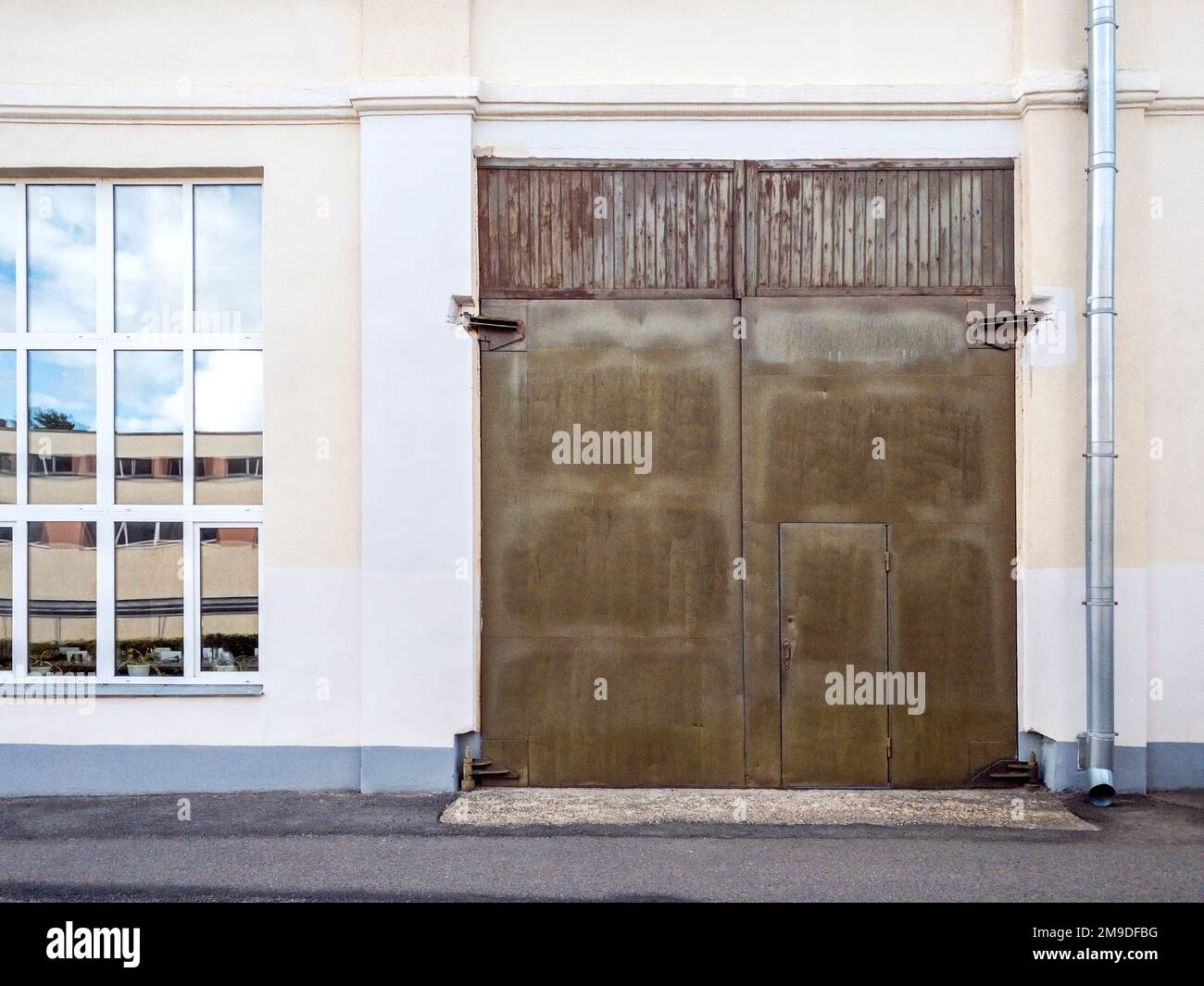 Industrial entrance gate hi-res stock photography and images - Alamy