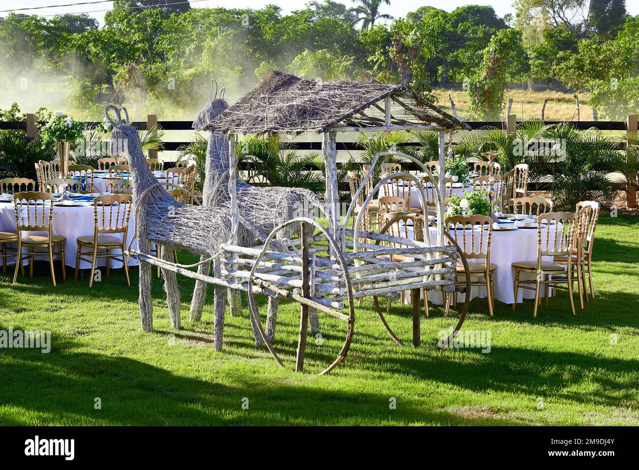 Beautiful table setting white hi-res stock photography and images - Alamy