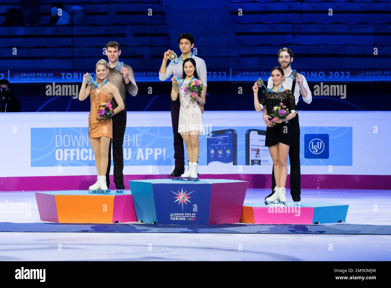 (L) Alexa Knierim / Brandon Frazier (USA), (C) Riku Miura / Ryuichi ...
