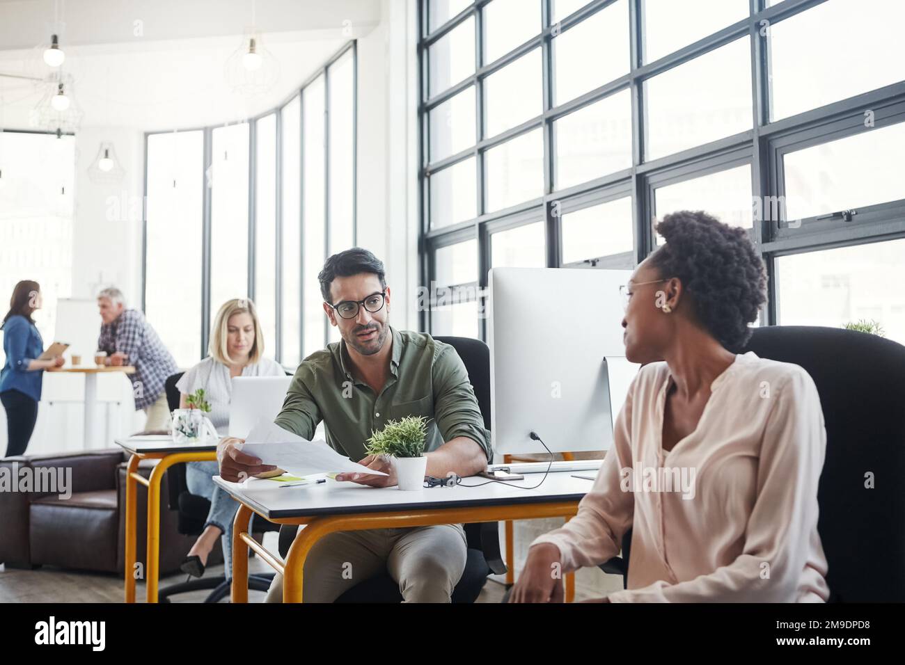 Talk consulting colleagues office hi-res stock photography and images ...