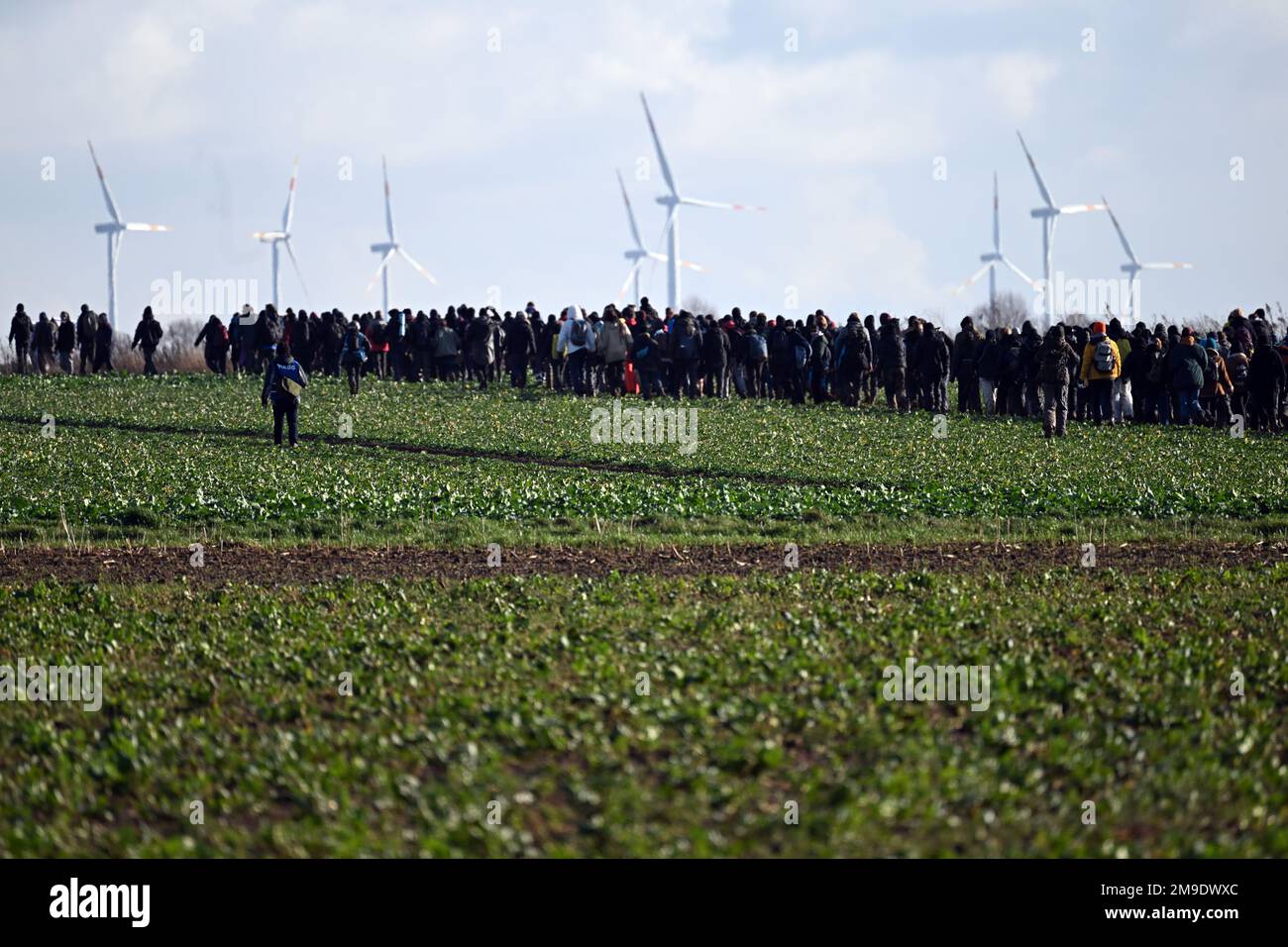 Erkelenz, Germany. 17th Jan, 2023. Activists and coal opponents walk to ...