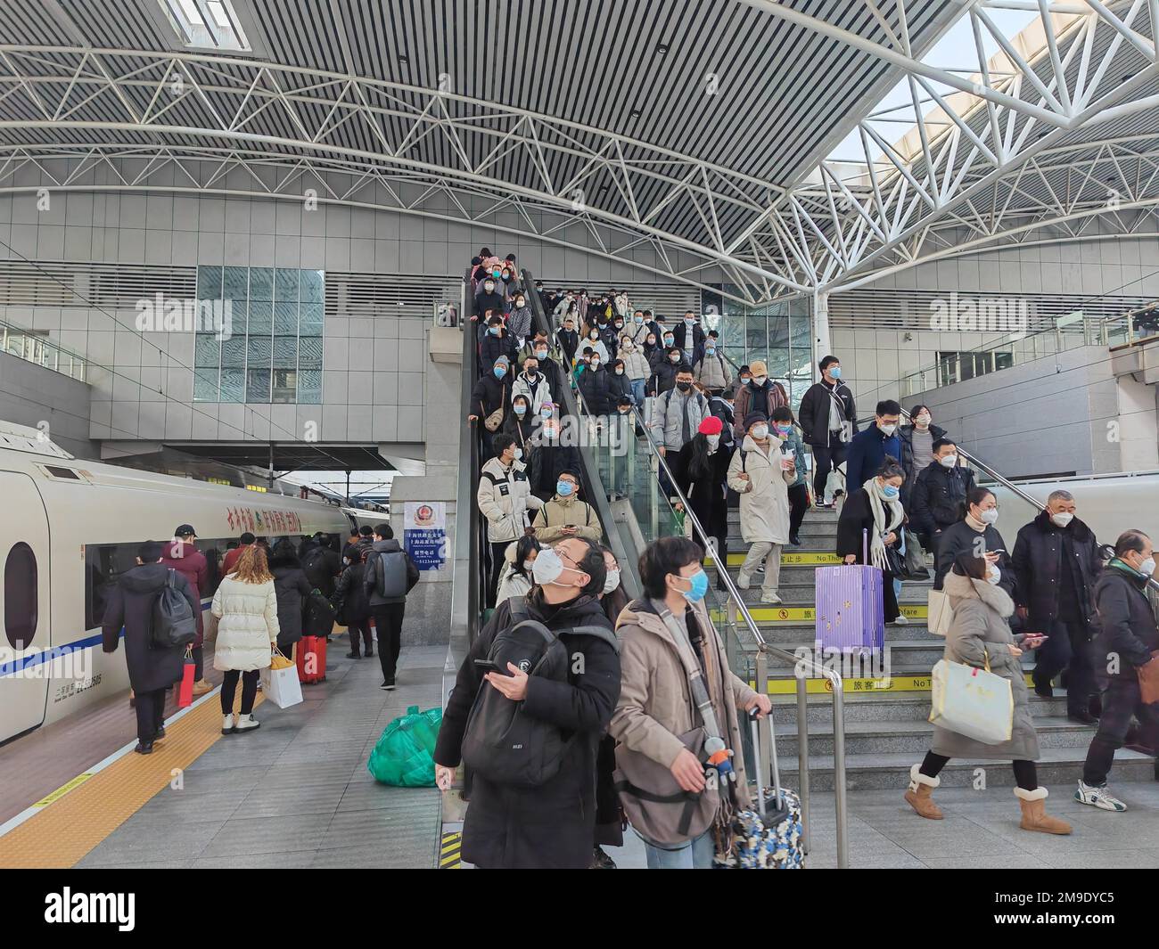 Shanghai Railway Station welcomes a large number of passengers ...