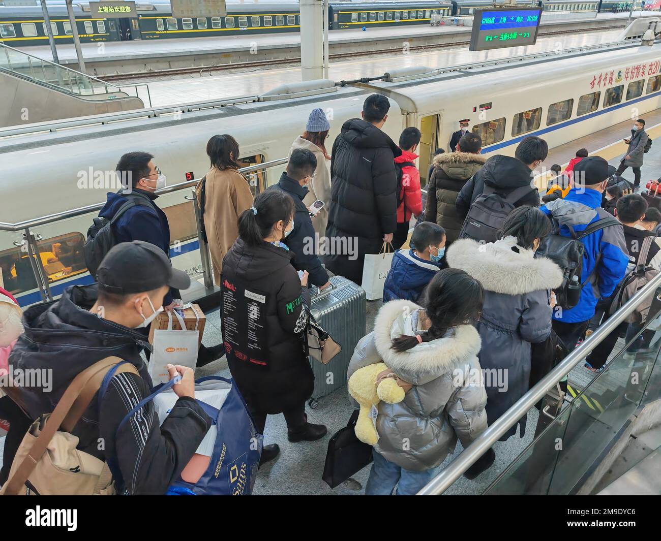 Shanghai Railway Station welcomes a large number of passengers ...
