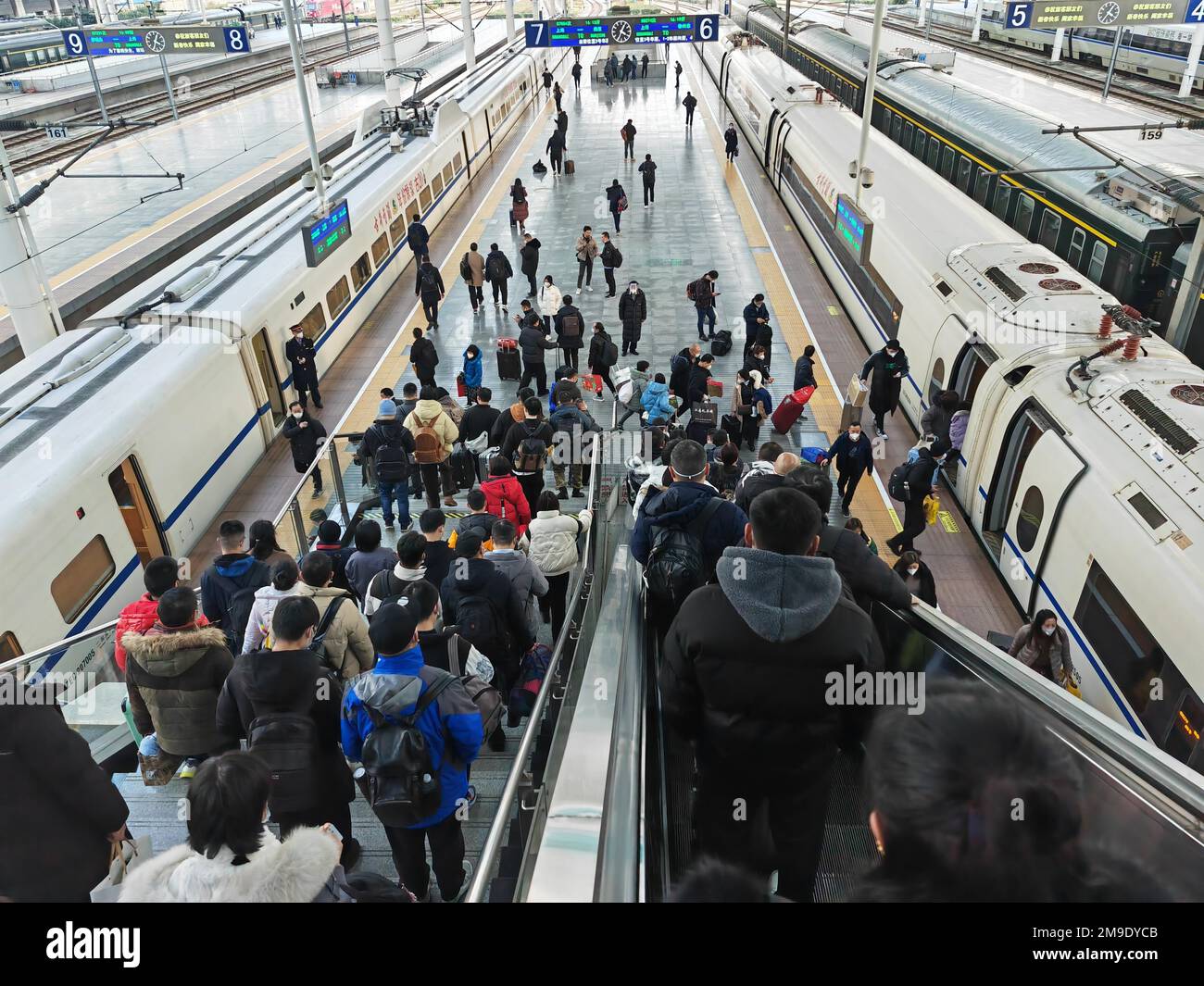 Shanghai Railway Station welcomes a large number of passengers ...