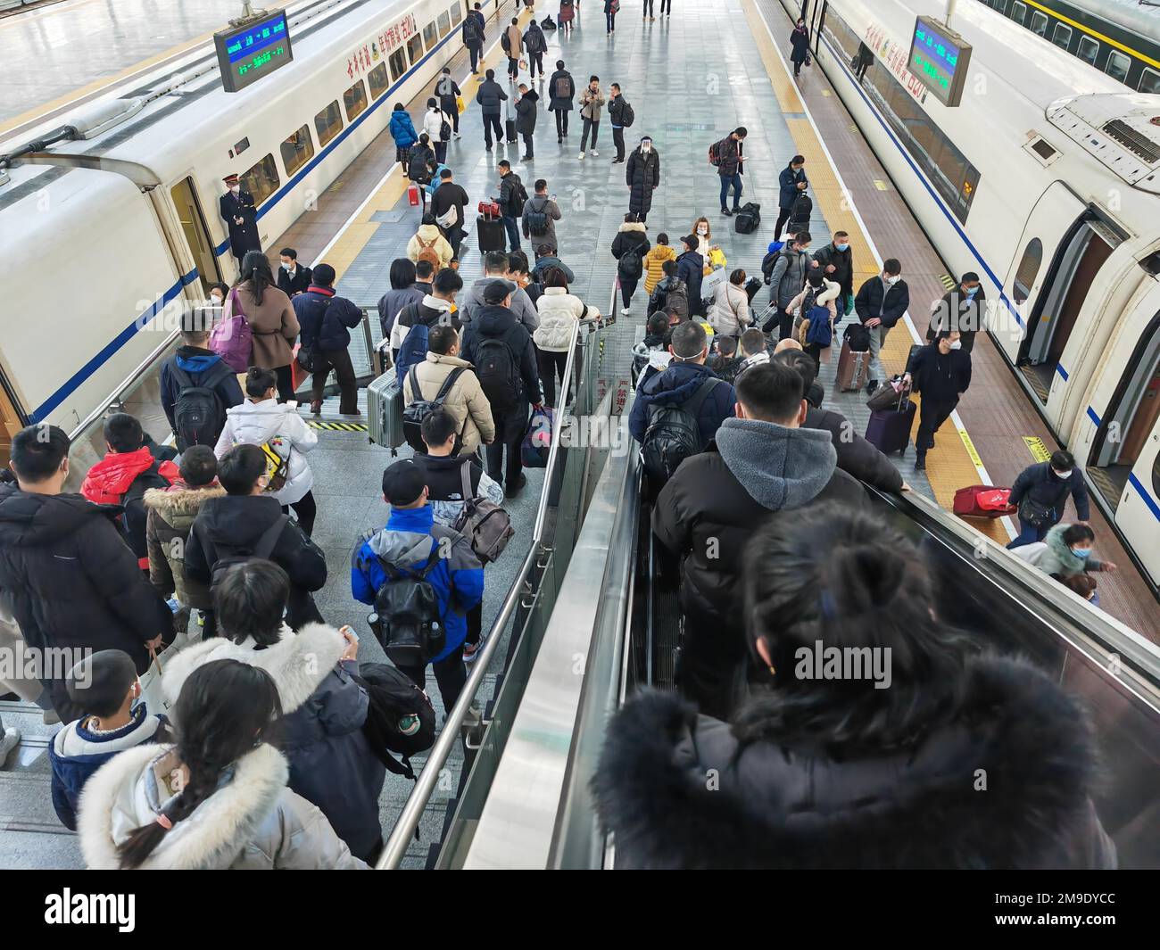 Shanghai Railway Station welcomes a large number of passengers ...