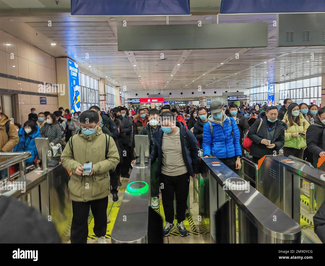 Shanghai Railway Station welcomes a large number of passengers ...