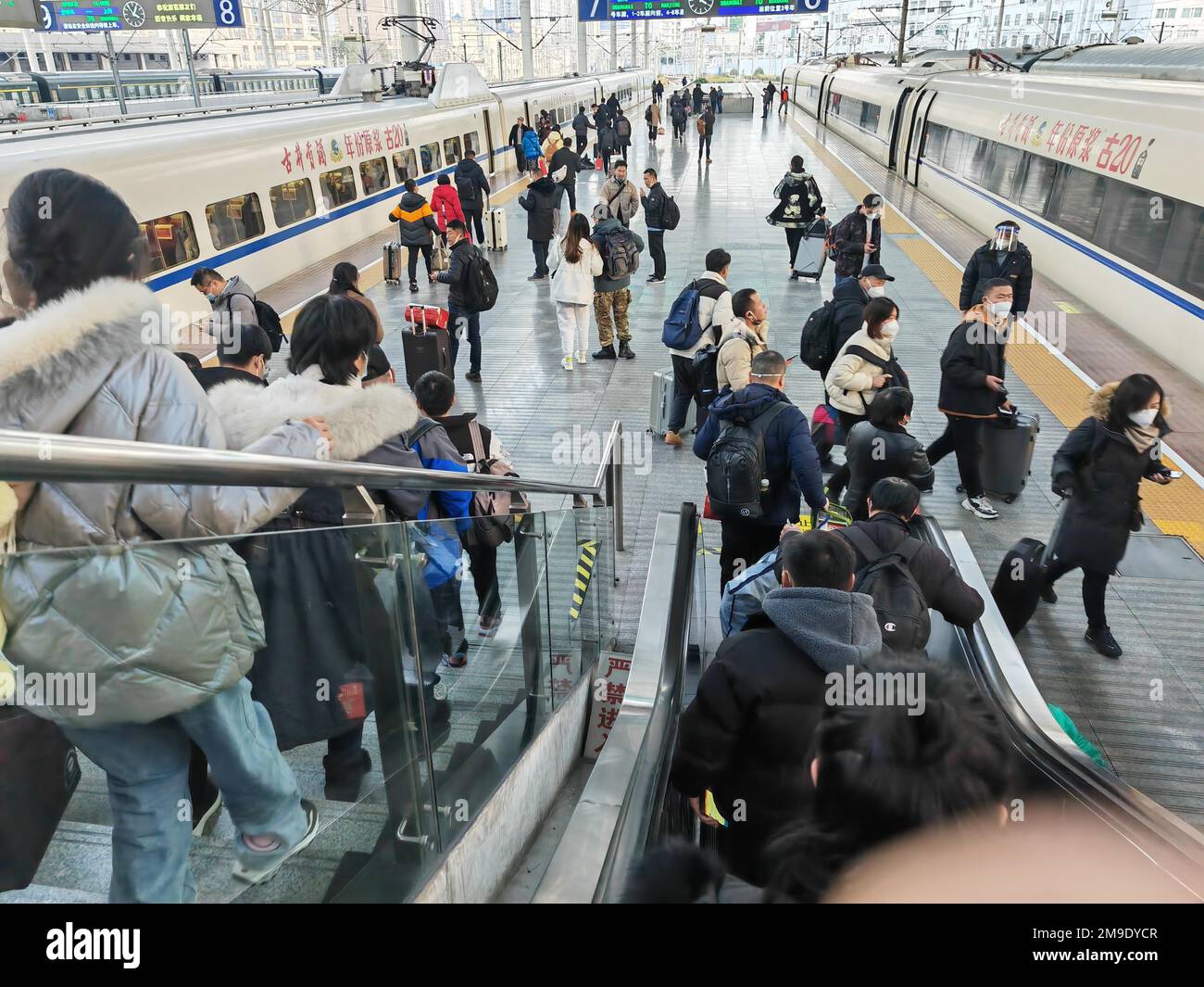 Shanghai Railway Station welcomes a large number of passengers ...
